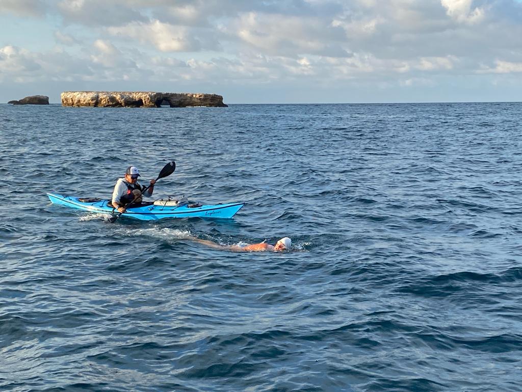 Logra hazaña de nado Stephanie Montero en la Bahía de Banderas